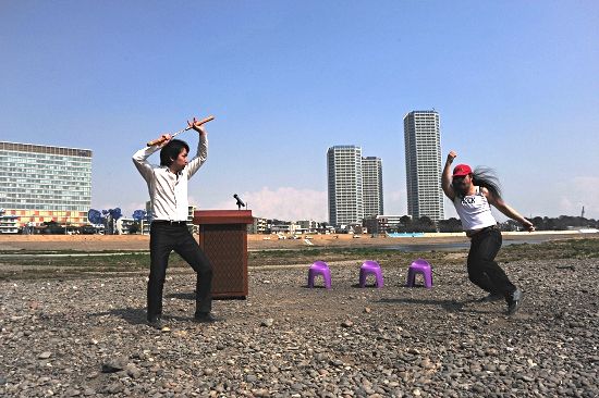 Samurai spirit (Air guitar vs. Nunchaku Karate) (2011年4月3日掲載) - ライブドアニュース