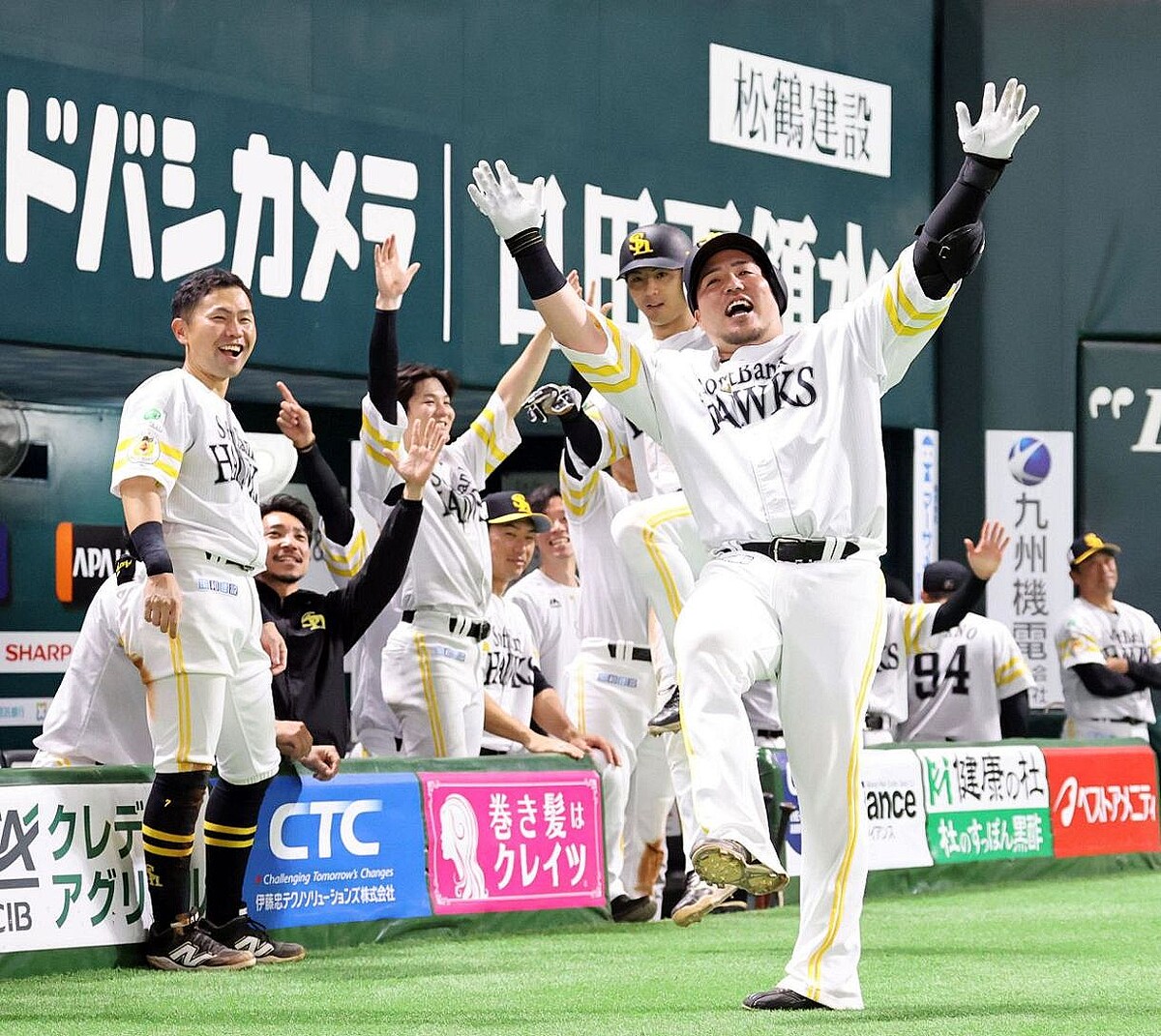 【画像】7番降格の悔しさ晴らす「どすこい弾」 ソフトバンク山川穂高が8号2ラン 移籍後初の4番外れた一戦で意地 - ライブドアニュース