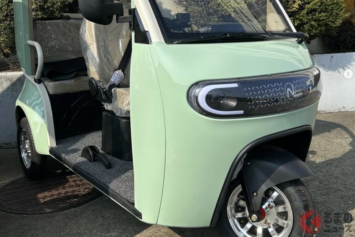 斬新レトロな「3人乗りトライク」に反響多数！ 「近未来感あるライトがイイ」「丸みボディがカワイイ！」の声！ 普通免許で乗れる“ツルツルデザイン”の「e-NEO Light」とは - ライブドアニュース