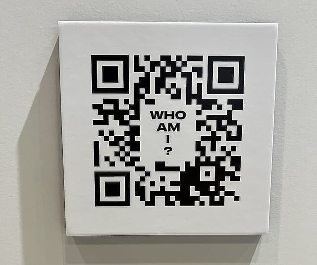 小島秀夫監督のKOJIMA PRODUCTIONSが「TGS2022」で「WHO AM I ?」と書かれた「謎の画像」と「QRコード」を展示中。詳細は不明 - ライブドアニュース