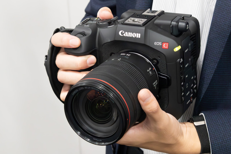 【詳報】グリップ一体型シネマカメラ キヤノン「EOS C80」 スチルカメラライクな見た目のRFマウント機 外観写真を多数掲載 - ライブドアニュース