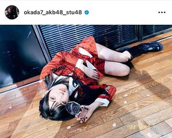 「美脚すぎる」AKB48岡田奈々、チェック柄衣装の寝転びSHOTに絶賛の声「ビジュ大爆発で最高」 - ライブドアニュース