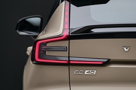 442馬力の小型電動SUV ボルボ、新EV「EC40」発表 高性能ソフトウェア追加 - ライブドアニュース