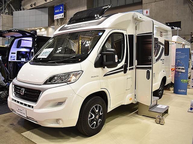ヨーロッパのオシャレなリビングをキャンピングカーで再現！トーザイアテオ「Swift ESCAPE Compact C404」 - ライブドアニュース