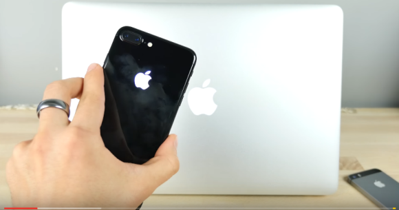 美しい！ジェットブラックのiPhone7 Plus、Appleロゴを発光させる動画 - ライブドアニュース