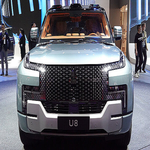 中国BYDのSUV「ヤンワンU8」タイヤ360度回転でほとんど戦車な性能？ (2023年11月12日掲載) - ライブドアニュース