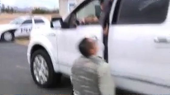 着るだけで電気ショックを防御できるベスト「ThorShield」で実際にスタンガンを受けているムービー - ライブドアニュース