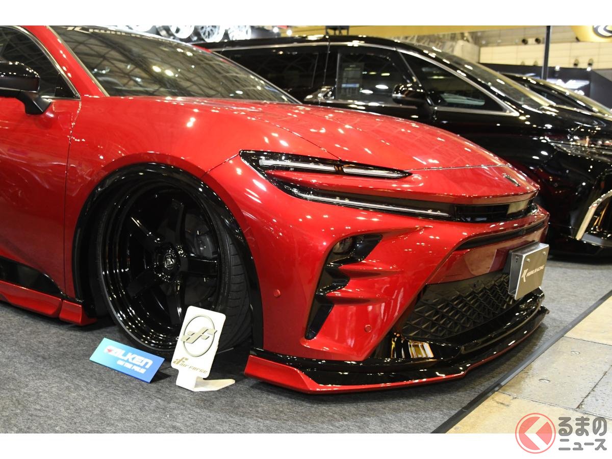【画像】トヨタ最新「4ドアスポーツ」に注目！ “300馬力超え”マシンを「フェラーリ風」やローダウン「ベタベタ仕様」に大変身！ TAS2025に登場した「クラウンスポーツ」とは？ 2/2 ...