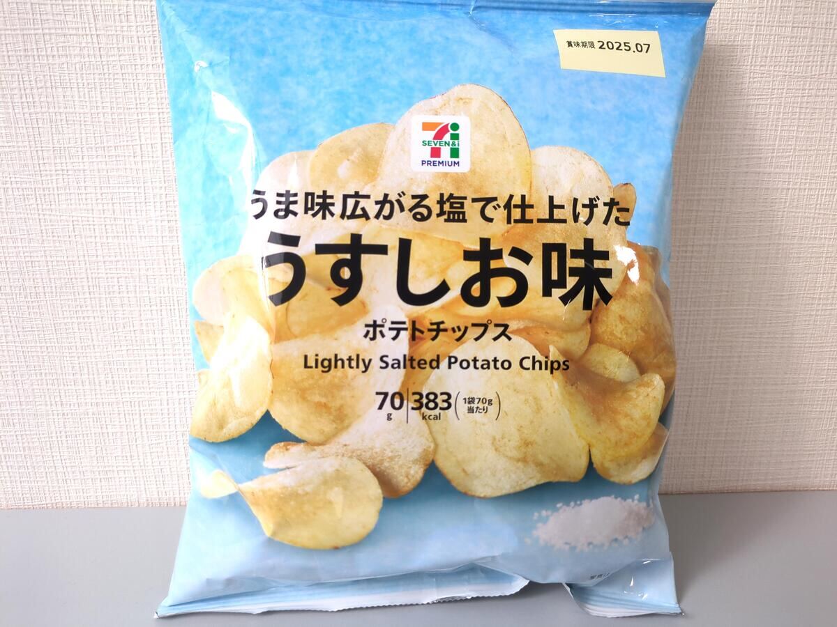【定番vsPB】ポテチしお味の王道、カルビーとセブン・イオンPBを食べ比べ! えっ、“隠し味”にまさかの「エキス」が……？ - ライブドアニュース
