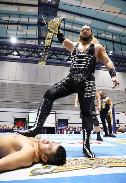 【新日本】SANADA EVILと最後の前哨戦で屈辱のKO…盗難ベルトは挑戦者の元で決戦へ (2023年10月7日掲載) - ライブドアニュース