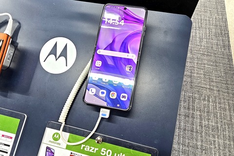 フォルダブルスマホ「motorola razr 50 ultra」の日本向けメーカー版にAndroid 16へのOSバージョンアップを含む ...