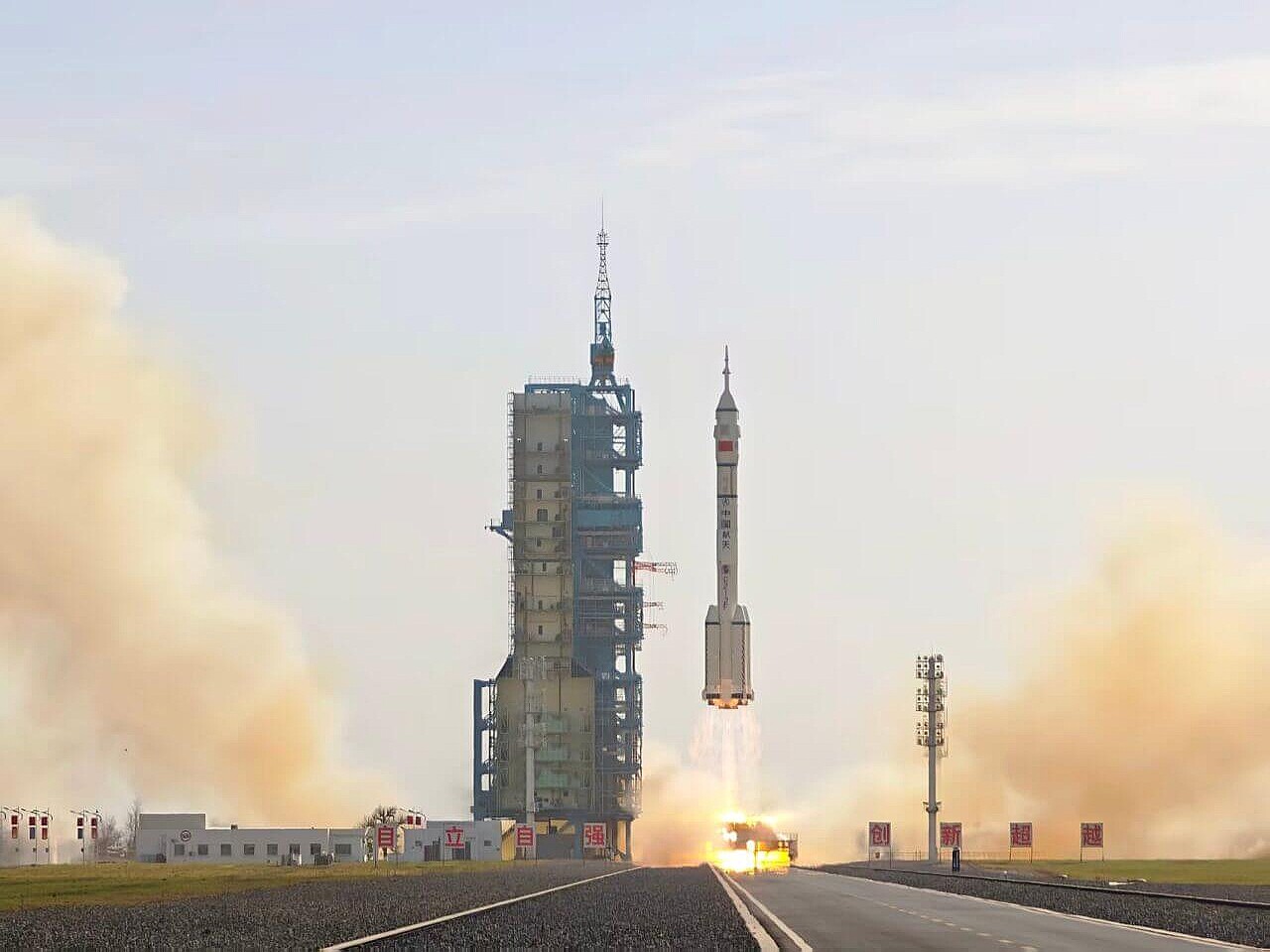 中国が宇宙船「神舟22号」を無人で打ち上げ 3時間半後に中国宇宙ステーションへ到着 (2025年11月28日掲載) - ライブドアニュース