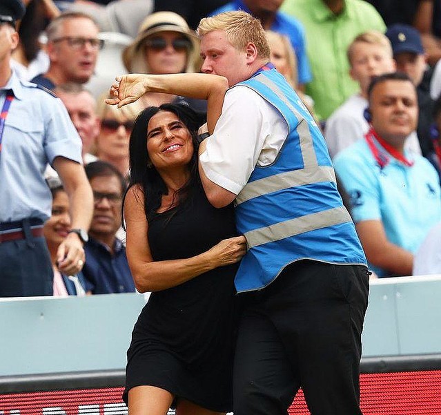 狂ってる！CL決勝に乱入したハイレグ女の義母、クリケットW杯決勝に乱入 - ライブドアニュース