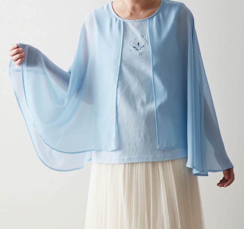 アナとエルサをイメージした刺繍入り！ベルメゾン ディズニー『アナと雪の女王』マントブラウス - ライブドアニュース