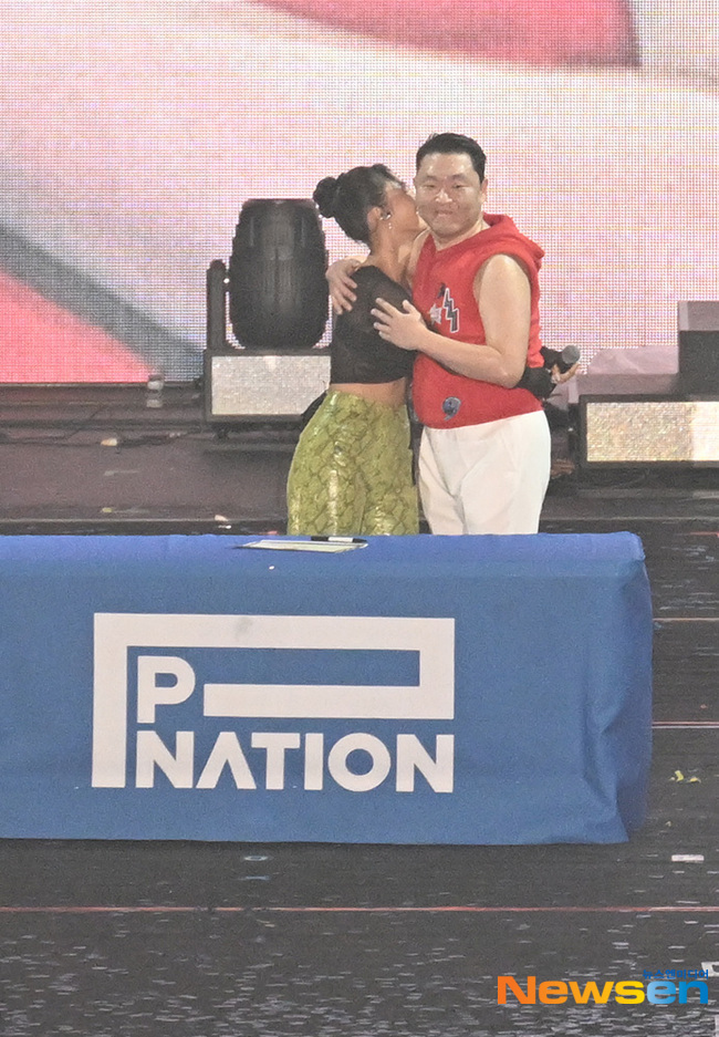 【画像】【PHOTO】PSY「びしょびしょショー」でパワフルなステージ披露…MAMAMOO ファサ＆Jessiも登場 13/26 - ライブドアニュース