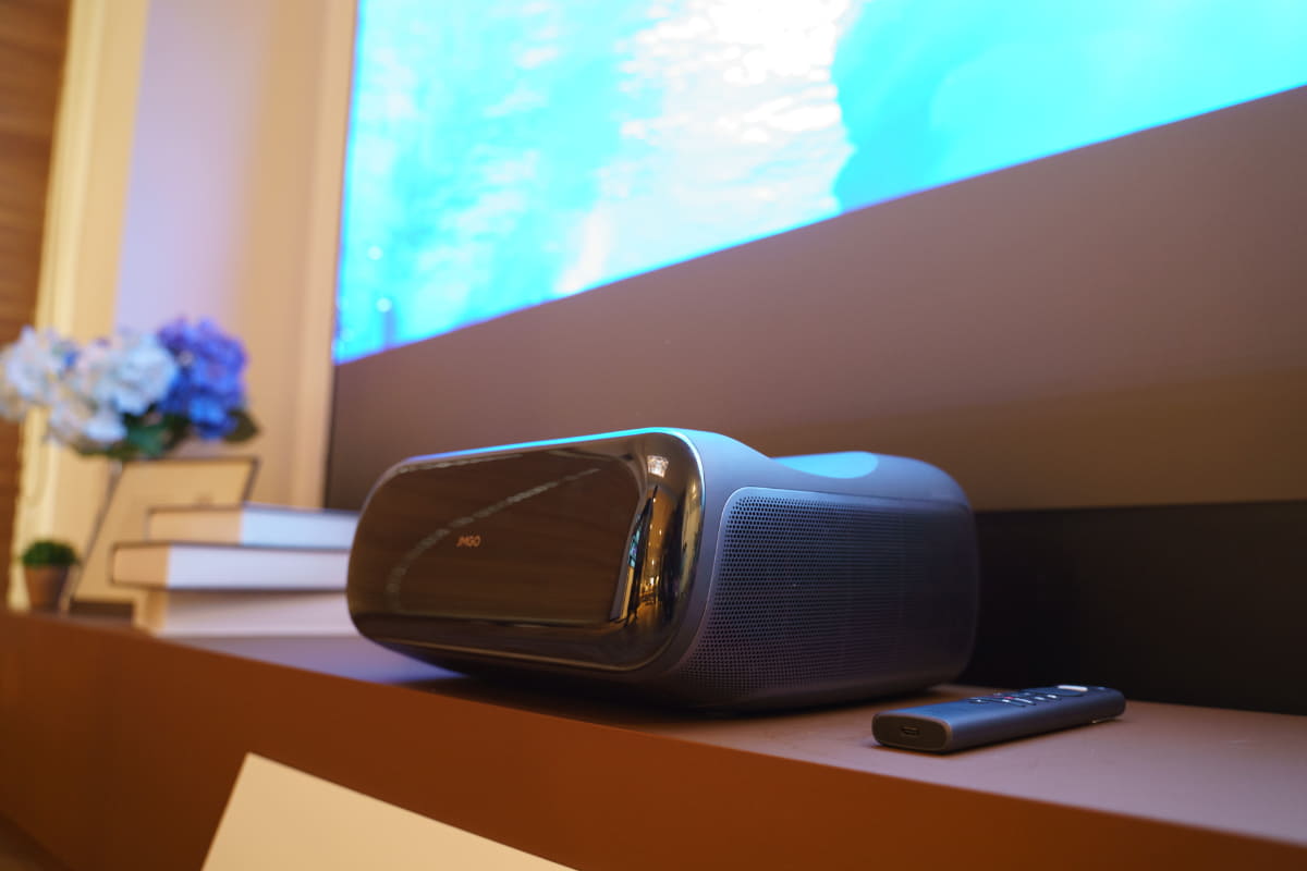 JMGO、壁から15cmで100型の大画面、次世代超短焦点プロジェクタ「O2S Ultra 4K」 - ライブドアニュース