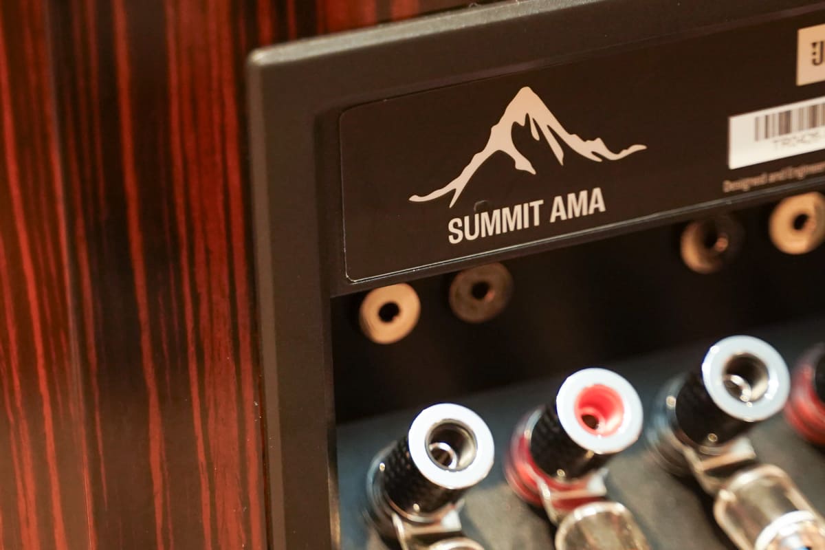 JBL、新プレミアムスピーカー「Summit」のブックシェルフ「Ama」上陸。D2＋HDIホーンと新開発ユニット - ライブドアニュース