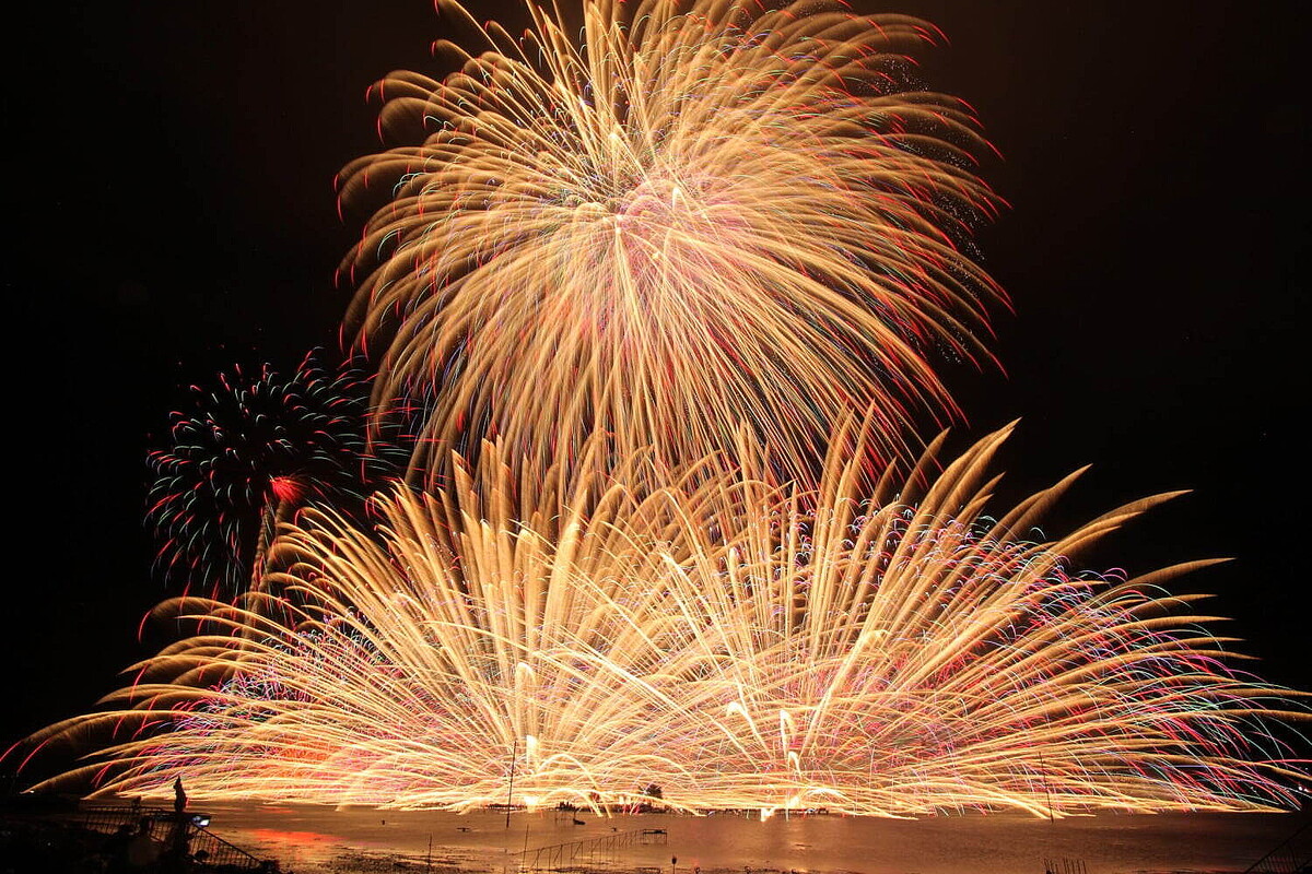「第77回諏訪湖祭湖上花火大会」長野・諏訪湖に上がる水上スターマイン、音と光の大迫力スケールで - Peachy - ライブドアニュース
