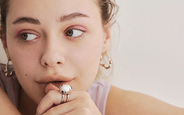 メイクにもある「間違いのない配色」 白・ベージュ・ピンクで「甘くも媚びない顔」 (2023年2月27日掲載) - Peachy - ライブドアニュース