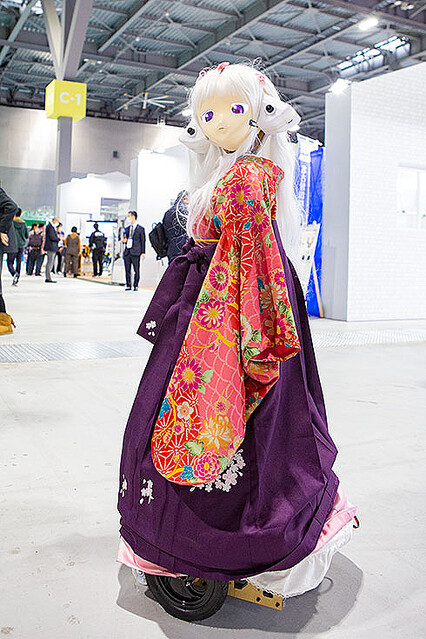 【画像】身長125cmのメイド少女ロボット3姉妹が登場！手をつないで歩こう「いつかメイドロボ喫茶を作りたい」MaSiRo Project 12 ...