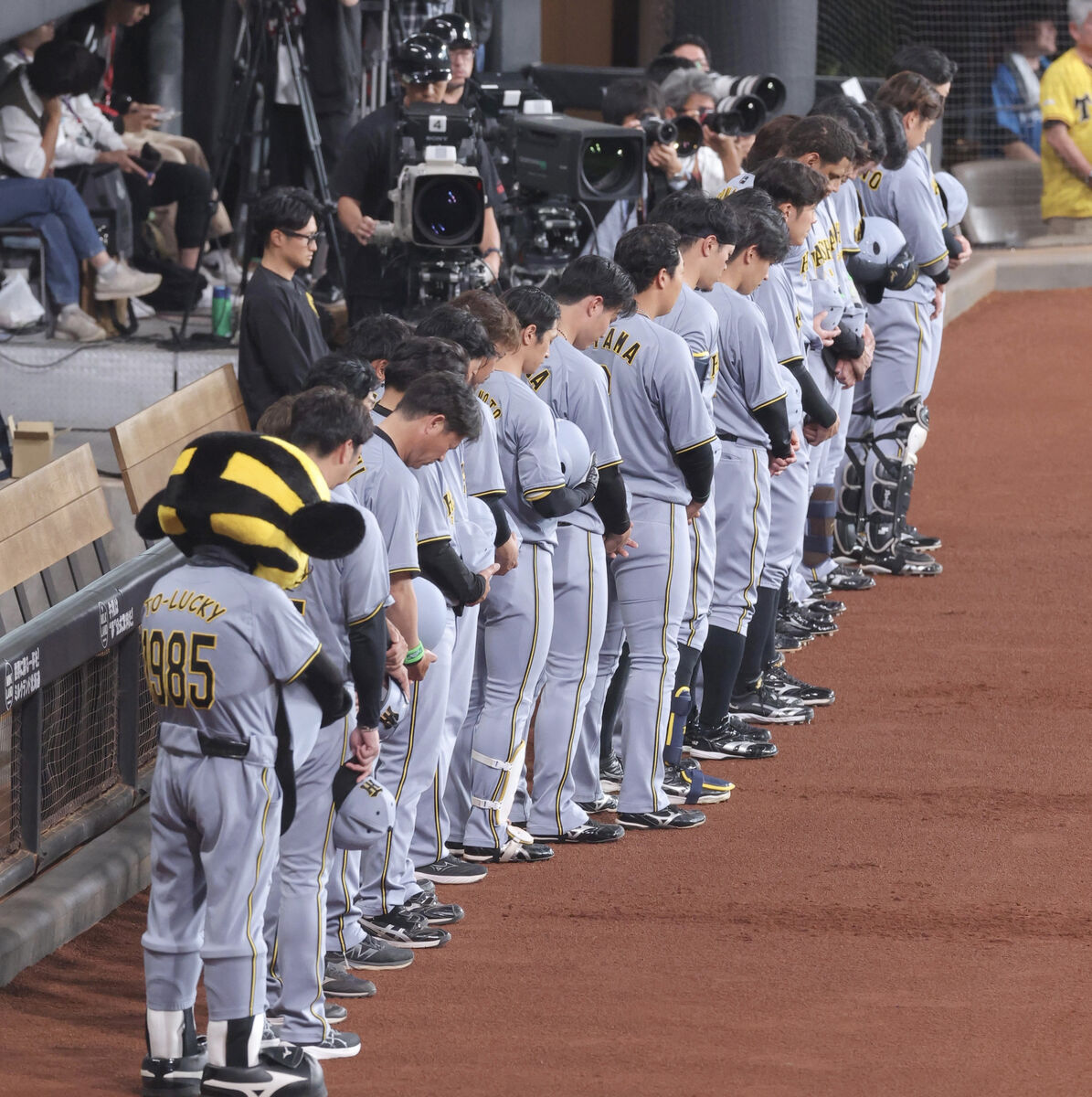 日本ハム―阪神戦で長嶋茂雄さんを悼み黙とう 球団旗などは半旗 - ライブドアニュース