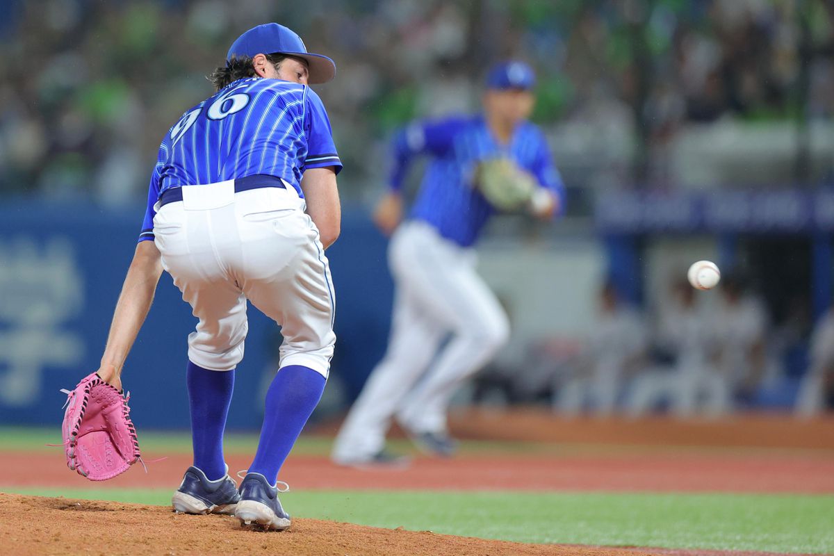 DeNAのバウアー 2試合連続の「背面キャッチ」で場内を沸かせる (2023年8月15日掲載) - ライブドアニュース