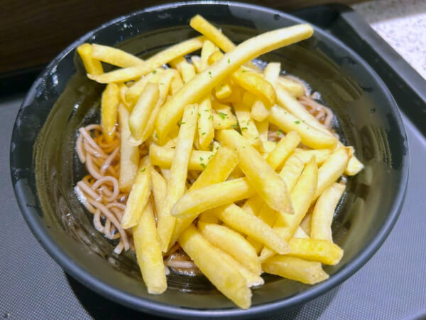 フライドポテト×そば！？ひっそり復活していた富士そばの珍メニューを実食 - ライブドアニュース