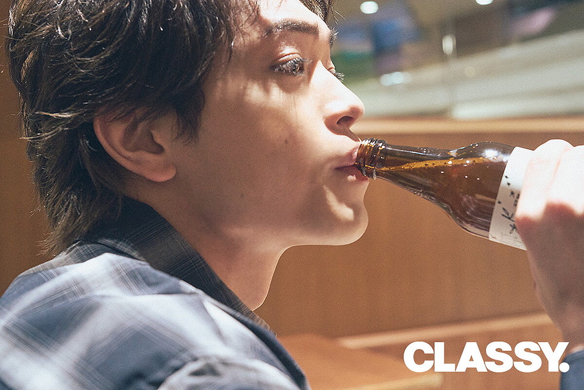 timelesz原嘉孝『CLASSY.』でデート撮影！クラフトビールを飲む横顔の先行カット公開 - ライブドアニュース