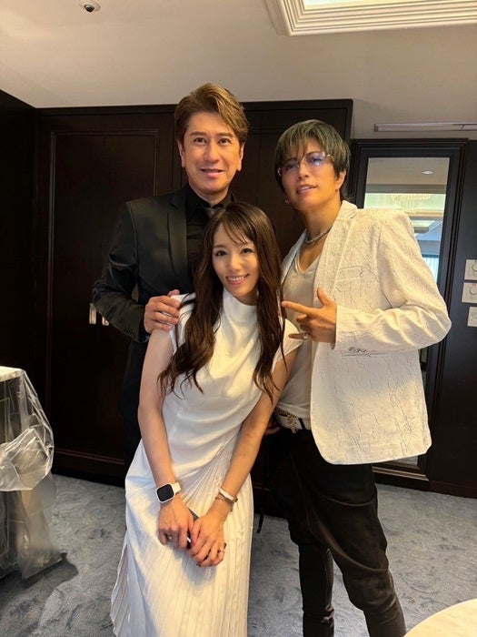 川崎麻世、妻とGACKTとの3ショット公開「今年のバースデーは結婚式もありビデオレターまで」 - ライブドアニュース