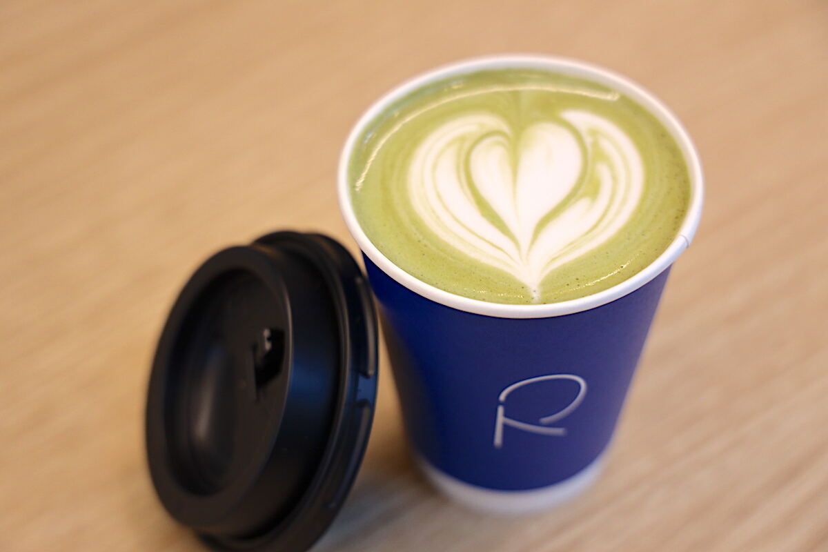 Luup × 東海オンエア・りょう氏の「R COFFEE STAND Powered by LUUP」が新橋に期間限定オープン! カフェで交通ルールの啓発も - ライブドアニュース