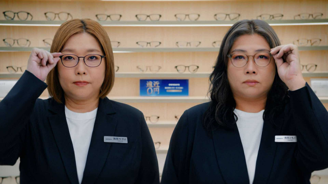 やすとも、姉妹“合体”動画ビジュアルが公開…メガネ姿 OWNDAYSの新CM出演 (2025年7月14日掲載) - ライブドアニュース