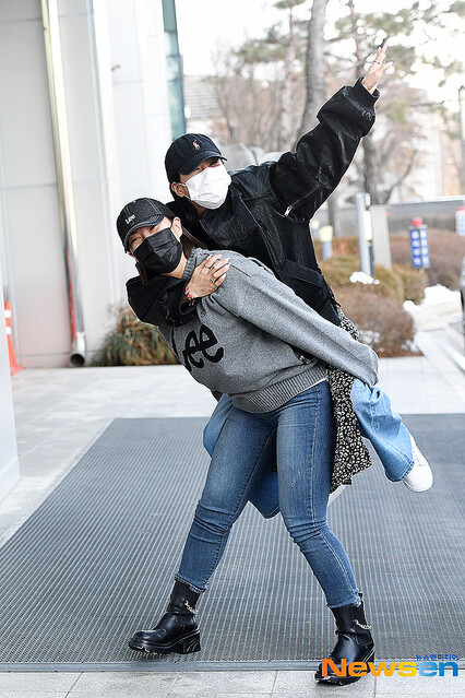 【画像】【PHOTO】「STREET WOMAN FIGHTER」出演La ChicaのGabeeとRian、ラジオ出演のため放送局へ 2/5 ...