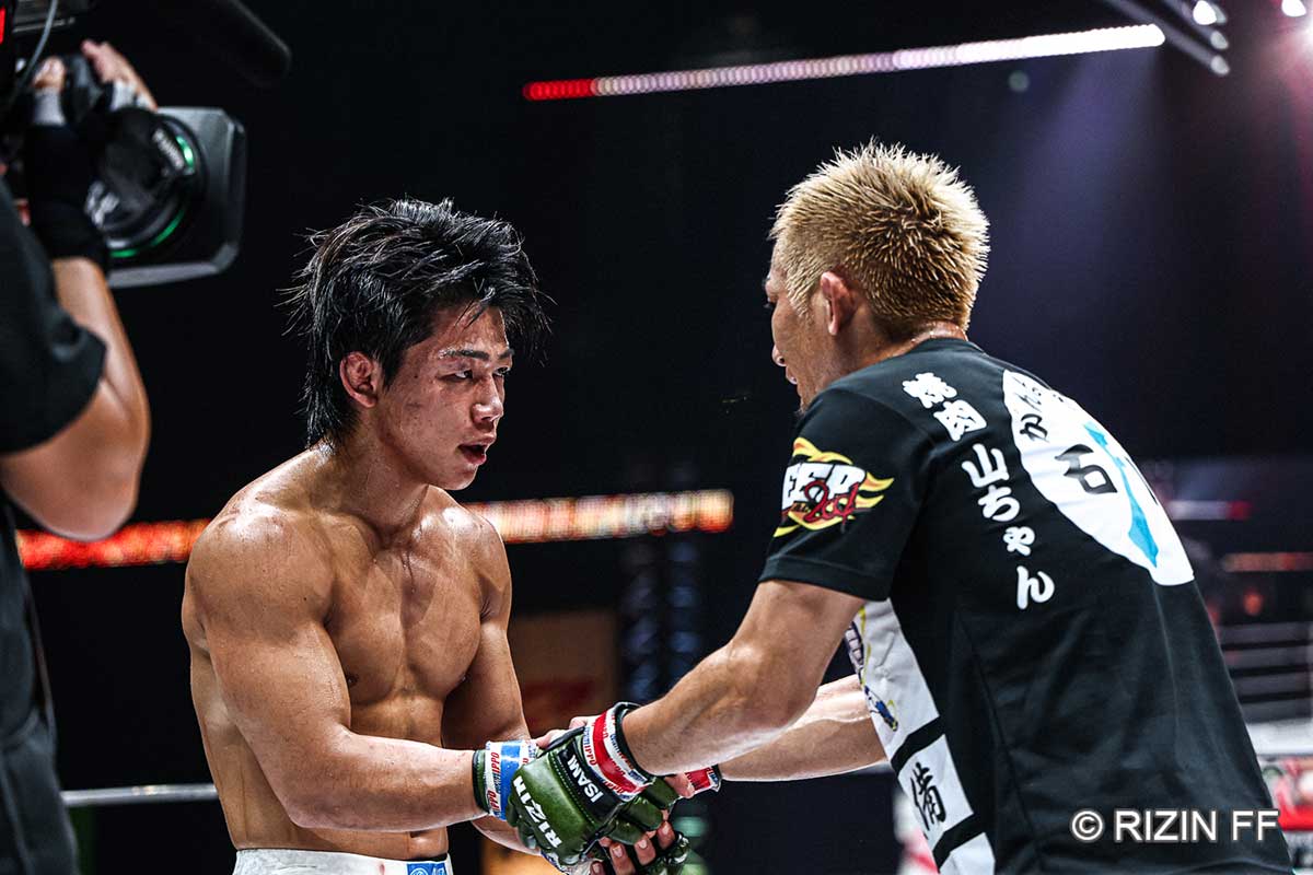 【超RIZIN.4】ヒロヤ、“激しい打撃戦”で会場沸かすも敗北……元谷友貴は「すごくいい選手」と絶賛、フライ級GP制覇を誓う「ヒロヤくんの分も背負って優勝する」 - ライブドアニュース