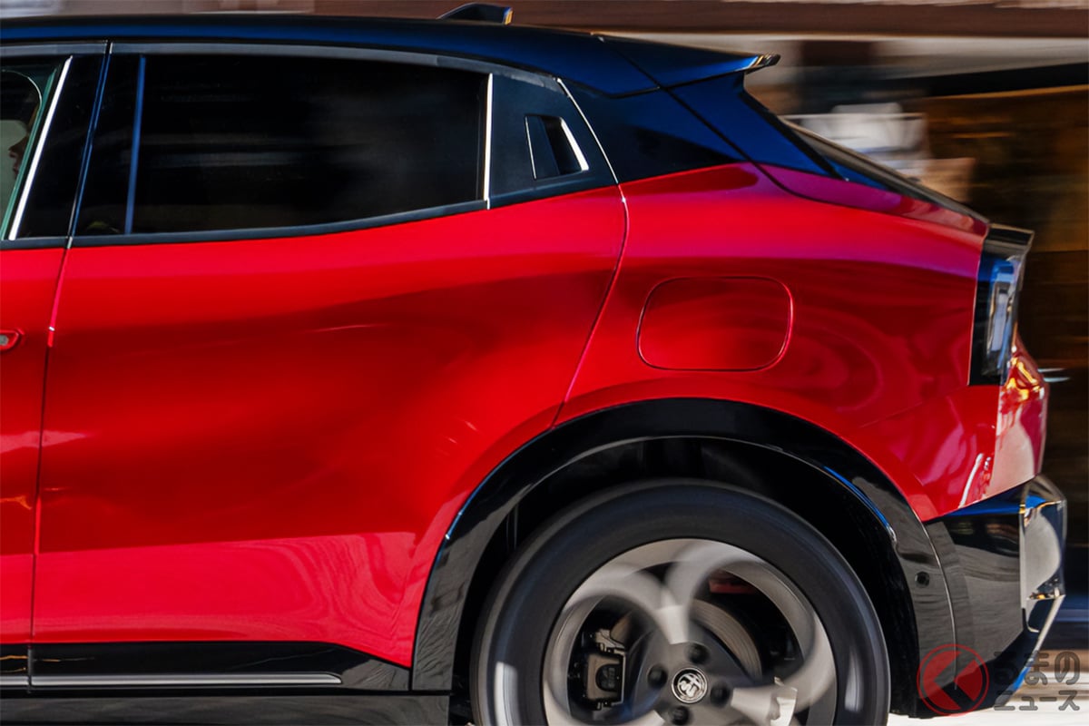 新「FF・4WDコンパクトSUV」発表に反響殺到！ パワフルな「1.2リッター」エンジン搭載！ 精悍マスク＆全長4.2m級サイズに「欲しい」の声も！ スポーティ仕立てのアルファロメオ「ジュニア ...