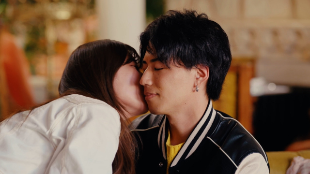 元AKB48が人気YouTuberに不意打ちキス「目つぶって」 ABEMAアナは“鼻キス”のやり直し - ライブドアニュース