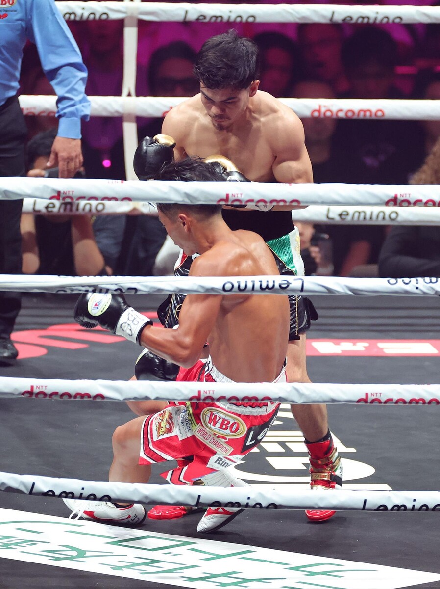 武居由樹 衝撃の4回TKO負けで陥落し号泣 アッパー7連発被弾でストップ 3度目防衛失敗 プロ12戦目で初黒星 1回にいきなりダウンで防戦一方 - ライブドアニュース