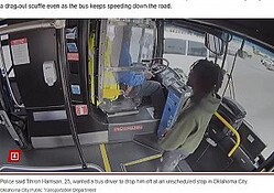 【海外発！Breaking News】走行中のバス運転手を殴り、座席から引きずり出す男 衝撃映像に「殺人未遂」と怒り（米）＜動画あり ...