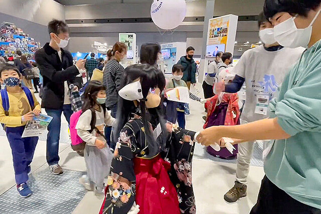 【画像】身長125cmのメイド少女ロボット3姉妹が登場！手をつないで歩こう「いつかメイドロボ喫茶を作りたい」MaSiRo Project 13 ...
