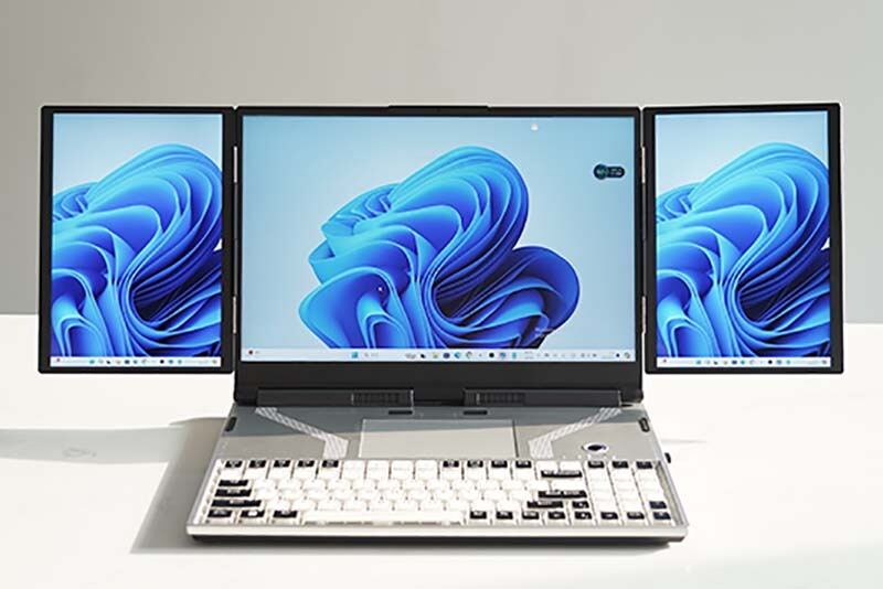 異色の3画面ノートPC、Makuakeに登場 メカニカルキーボード採用 (2025年1月8日掲載) - ライブドアニュース
