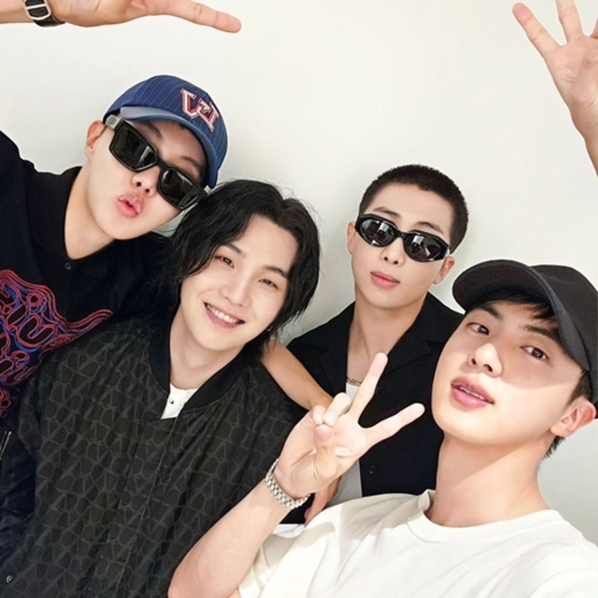 “入隊中”BTS ジン＆J-HOPE、SUGAのコンサートへ！RMも一緒に仲良く記念ショット - ライブドアニュース