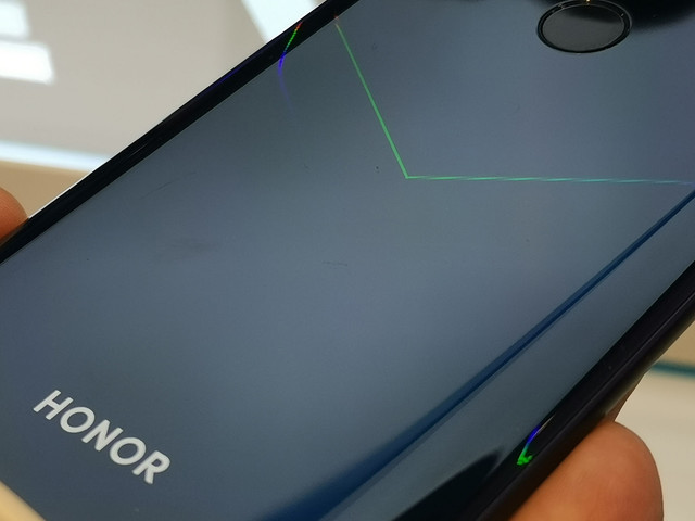 【画像】【ノッチ終了】Galaxy A8s、Nova 4、Honor V20 パンチホール採用3モデルを比較 14/14 - ライブドアニュース