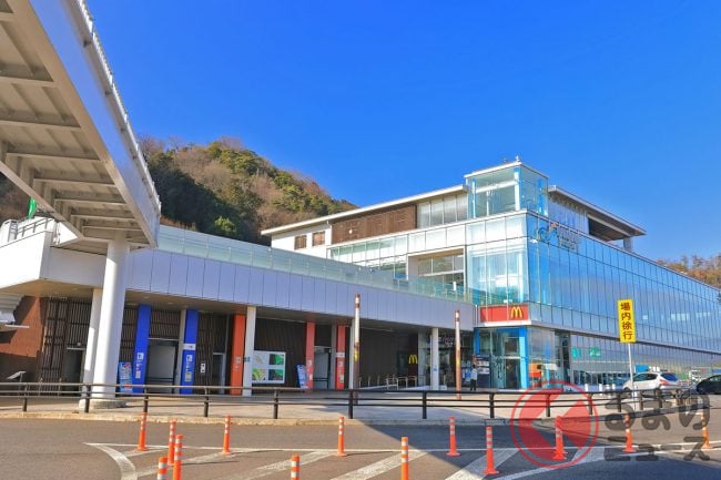 高速SA「一切入れさせません」 NEXCOが異例の「閉め出し作戦」実施！ びわ湖大花火の“タダ見客”殺到で「SA占拠」「大渋滞」も発生！ 名神「大津SA」8日午後に“全面閉鎖” - ライブドアニュース