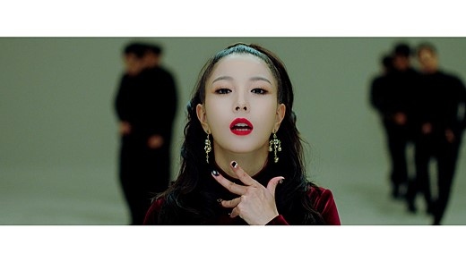 BoA、日本の駅で踊る新曲「ONE SHOT, TWO SHOT」MVが話題…男性と息の合ったダンス披露 - ライブドアニュース