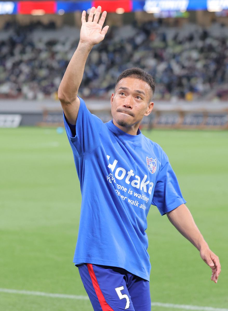 J1・FC東京・長友佑都が相手選手に謝罪 全治8カ月の福岡・佐藤へ「心からお詫び申し上げます」 - ライブドアニュース