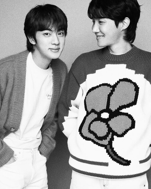 BTS（防弾少年団）のJ-HOPE＆V、本日入隊したジンを応援…仲睦まじいツーショットも公開 - ライブドアニュース