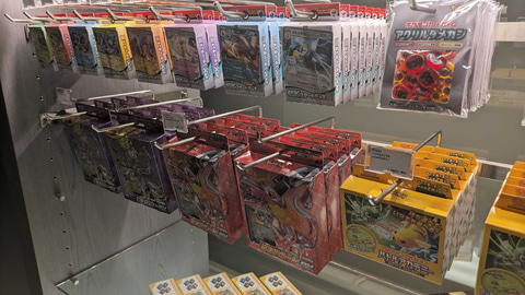 【画像】ポケカ公認ラウンジ「POKEMON CARD LOUNGE」の内部やグッズを一足先にお披露目！ 4月25日オープン予定雰囲気を感じる ...
