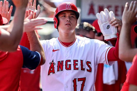 【MLB】大谷翔平、最優秀DH賞の表彰式に参加 トロフィーを手に笑顔、昨季34HR＆95打点 - ライブドアニュース