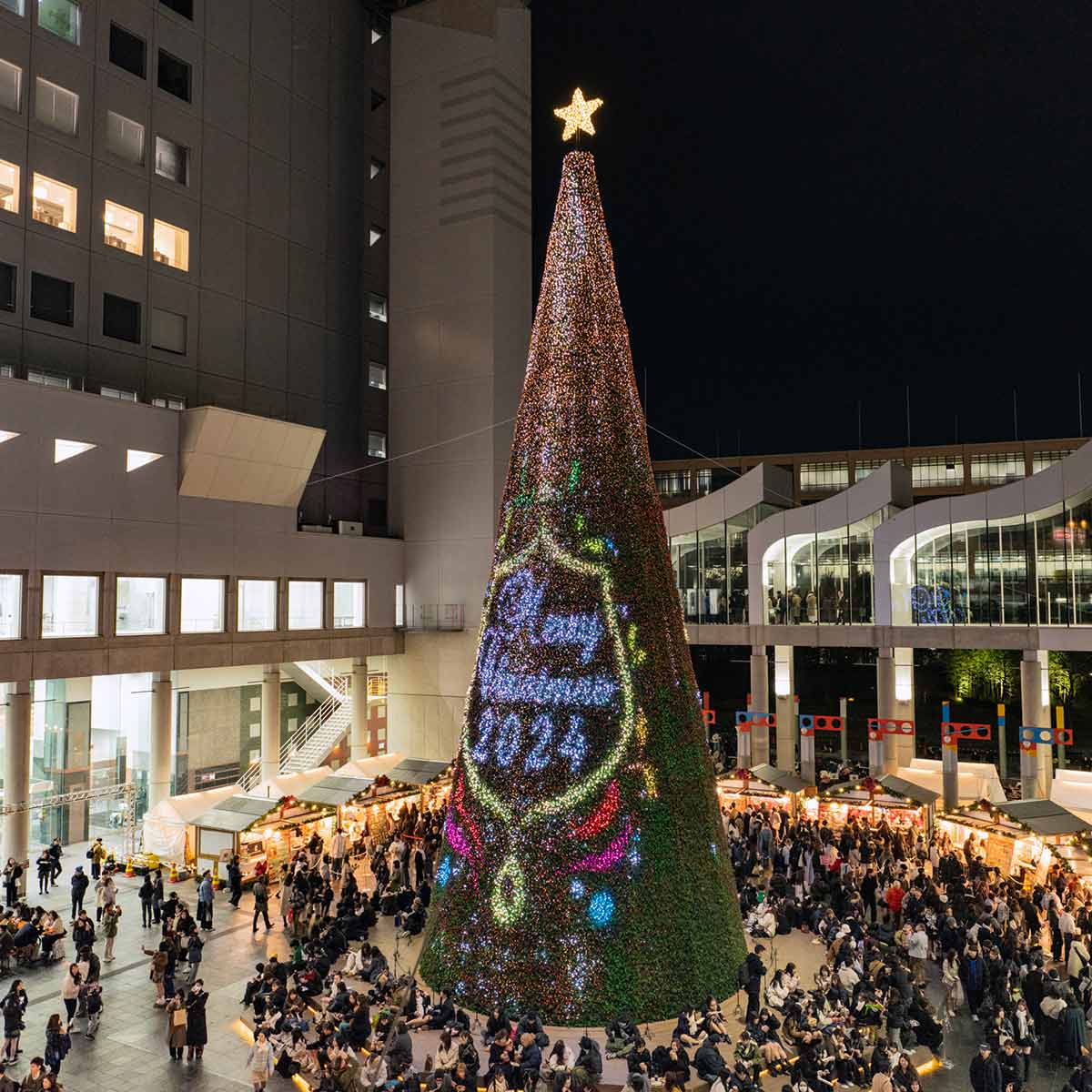 梅田スカイビル「UMEDA SKY BUILDING Christmas 2025」。国内最大級LEDマッピングツリー＆クリスマスマルシェ ...