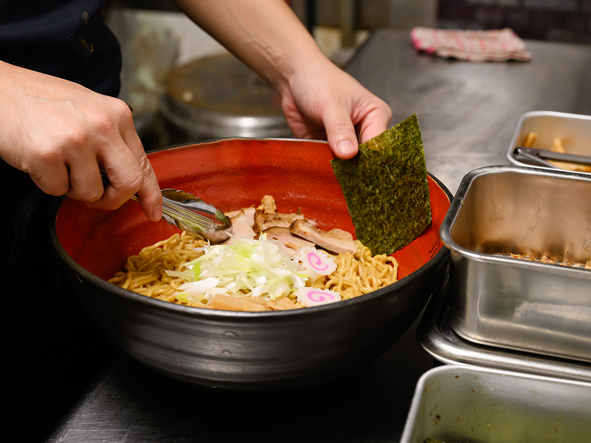 【画像】約1.6kgの巨大椀！ 陣矢 東京油そば伝承館 上野の陣の「1.5kgチャレンジ」は味変しまくりで楽しいデカ盛りだった 12/13 - ライブドアニュース