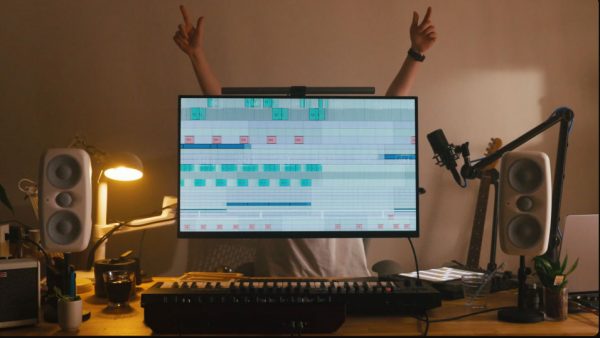 ボカロP・higmaが『echo』を初音ミク誕生日に投稿！ 実写入りのMVが「おしゃすぎ」「映像良すぎる」と人気 - ライブドアニュース